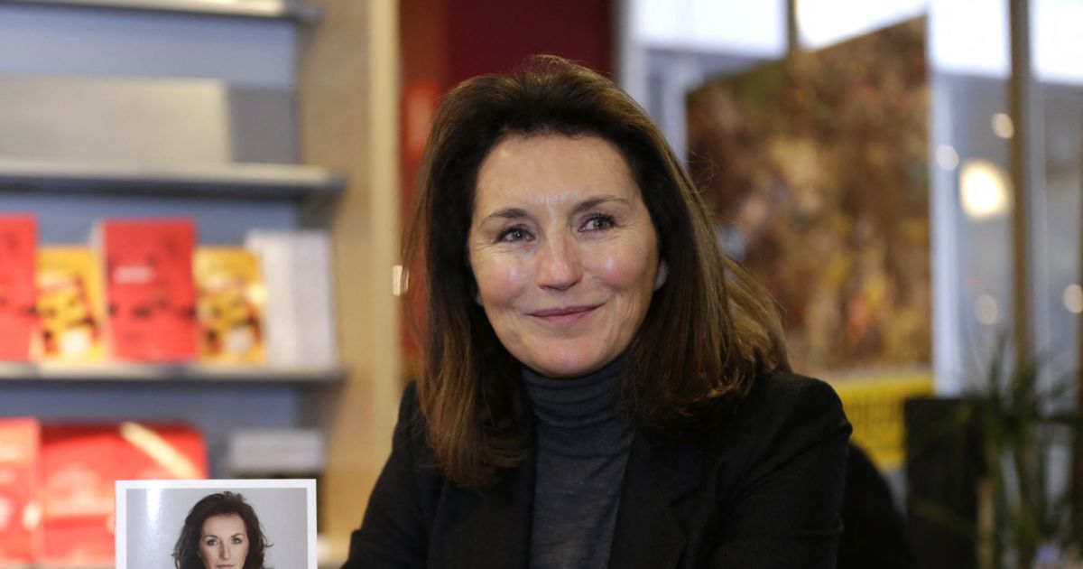 Cecilia Attias présente son livre Une Envie de Verite lors d'une séance ...
