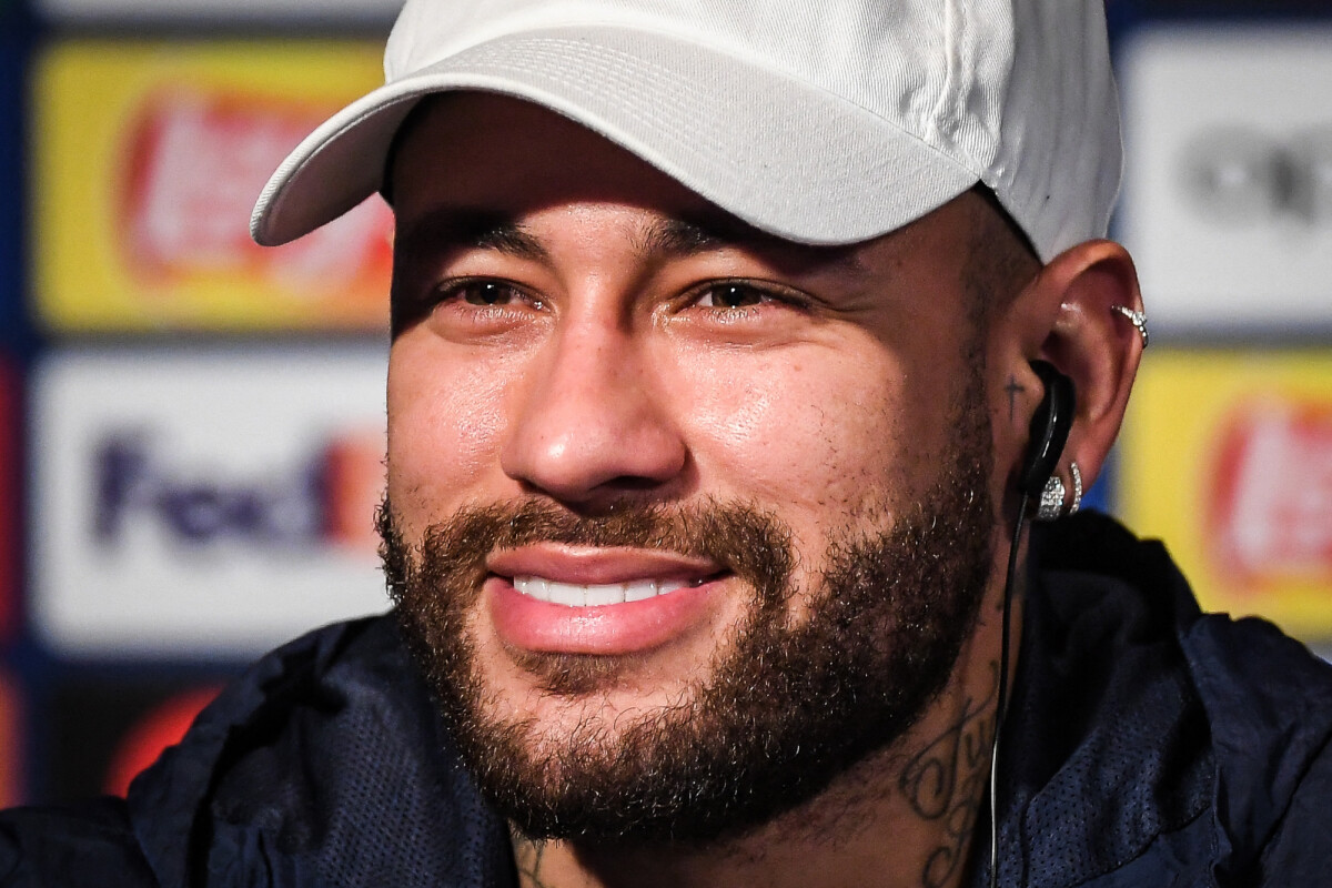 Photo : Neymar Jr. en conférence de presse au Parc Des Princes à Paris ...