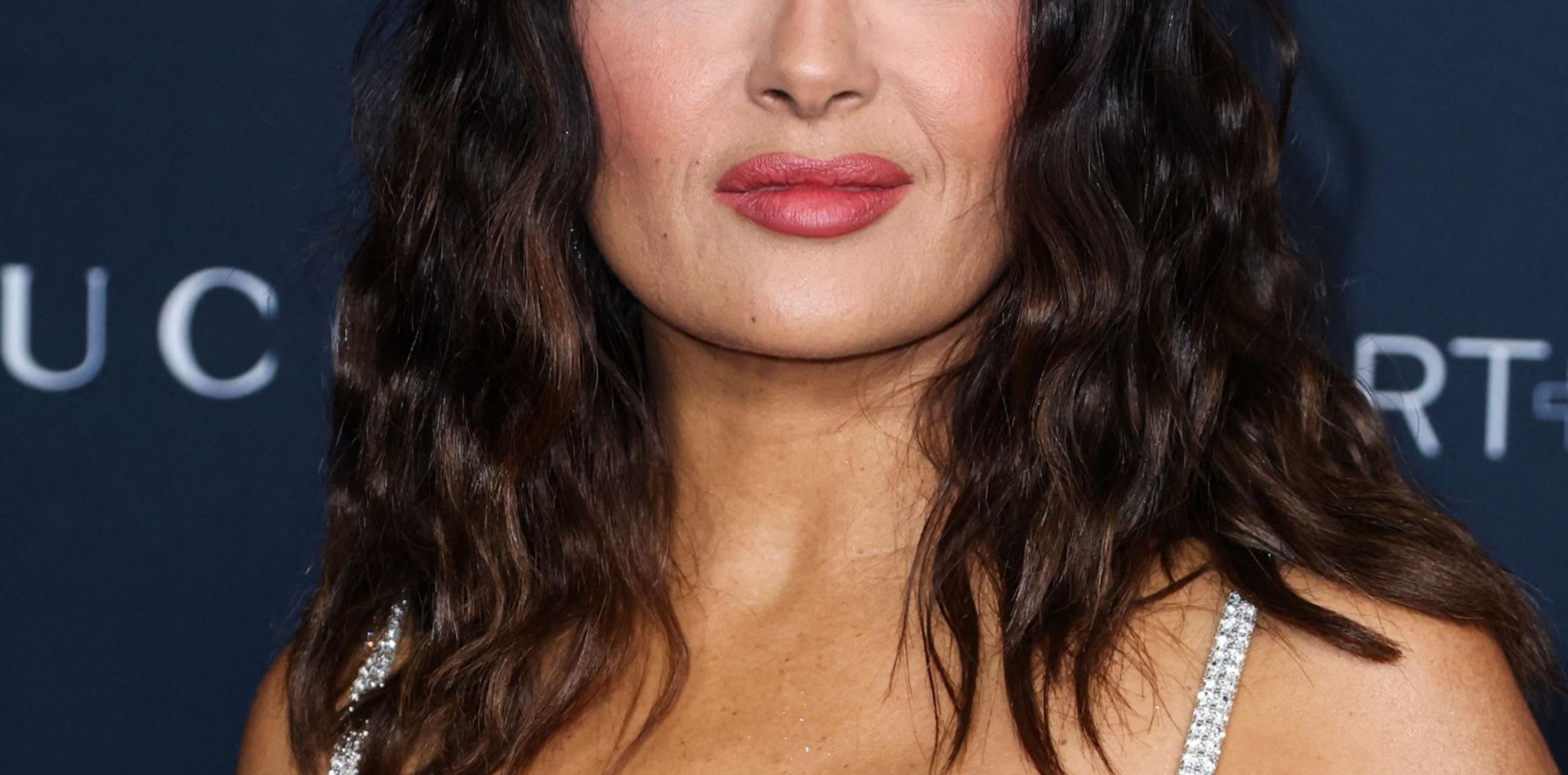 "Une beauté à couper le souffle" : Salma Hayek séduit, blottie dans les ...