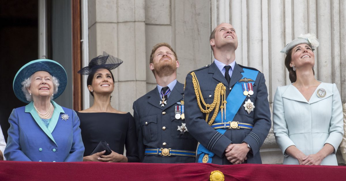 La reine Elisabeth II d'Angleterre, Meghan Markle, duchesse de Sussex (habillée en Dior Haute ...