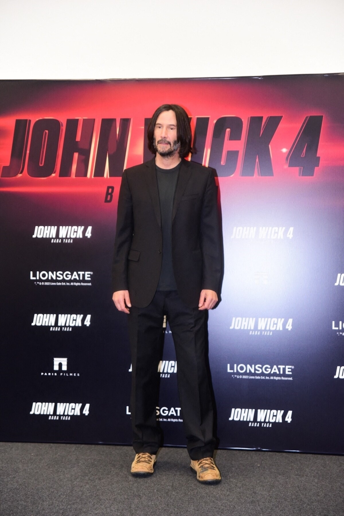 Photo : Keanu Reeves s'incline, la face contre le sol, pour remercier ...