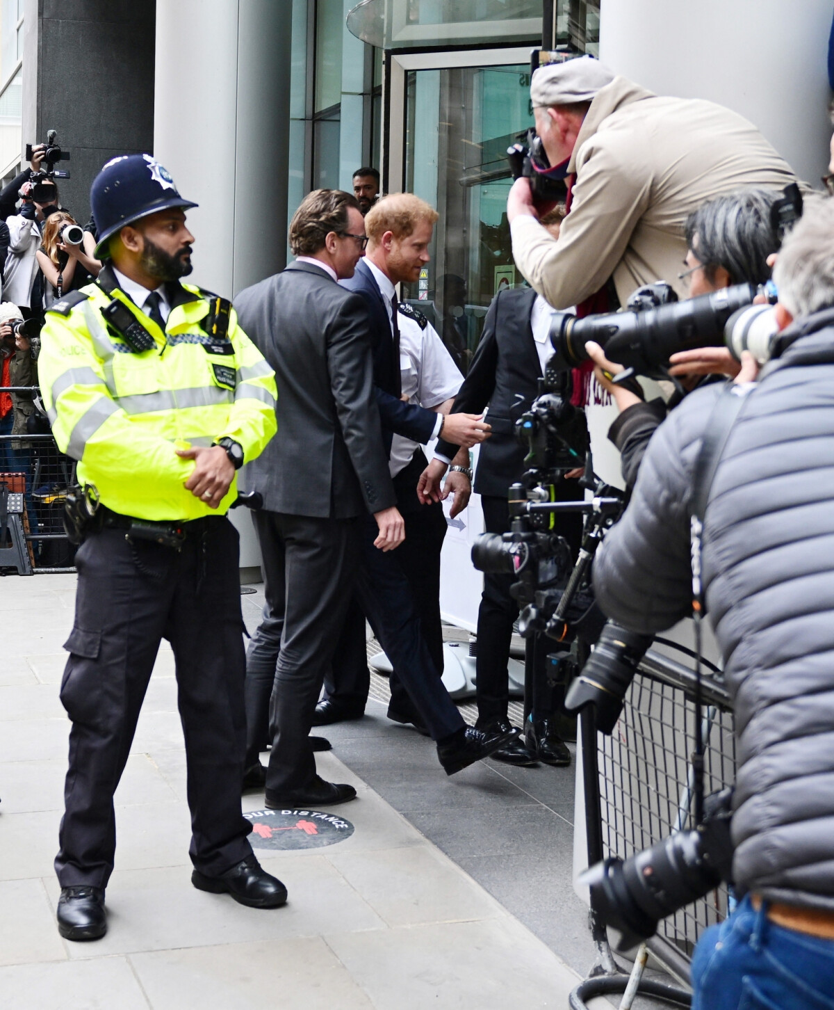 Photo : Il accuse un tabloïd anglais de collecte d'informations ...