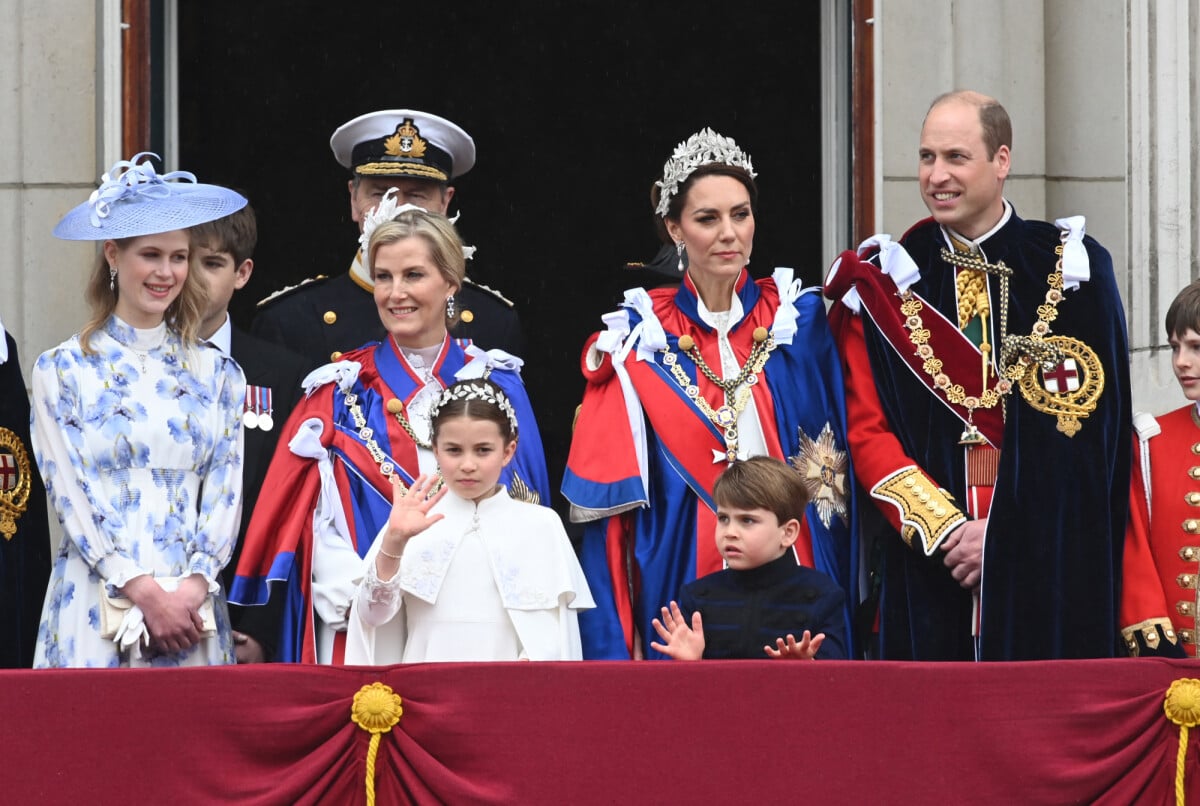 Photo : La famille royale britannique salue la foule sur le balcon du ...