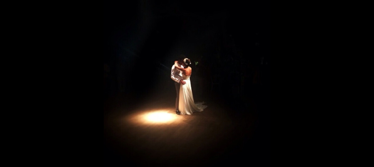 Photo : Ce jour-là, sa dulcinée portait une jupe en tulle assortie à ...