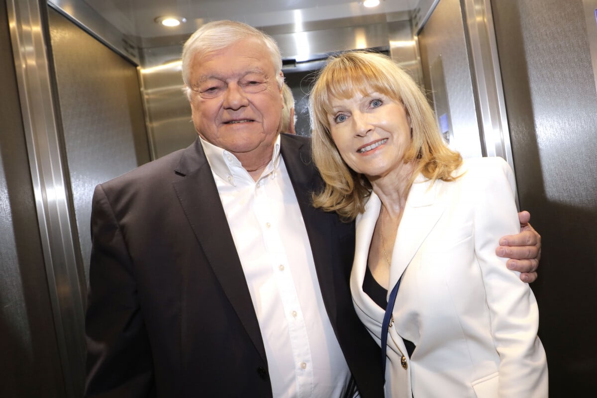 Photo : L'animateur Fabrice (François Simon-Bessy) avec sa femme ...