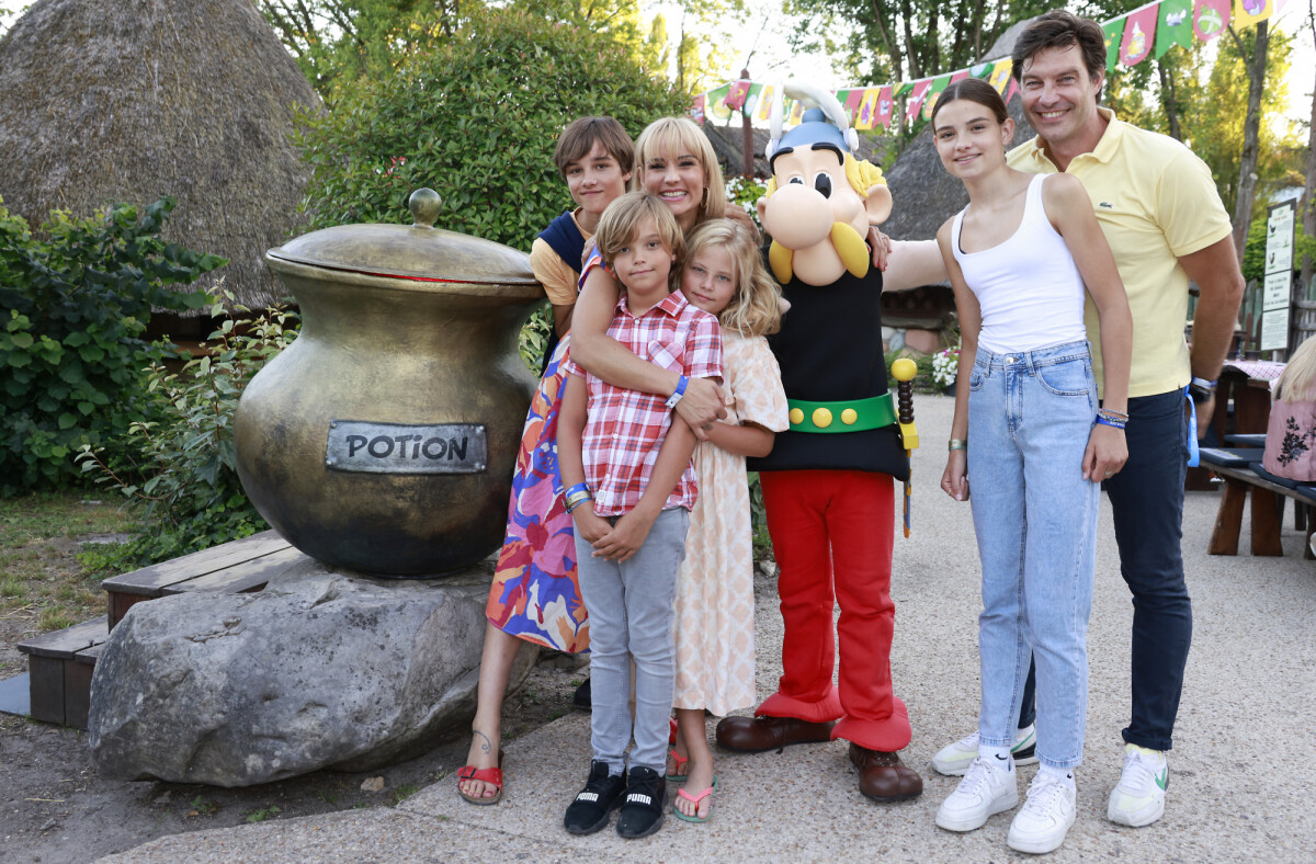 Photo : Exclusif - Élodie Gossuin (Miss France 2001) en famille : Jules, Elodie, Joséphine ...