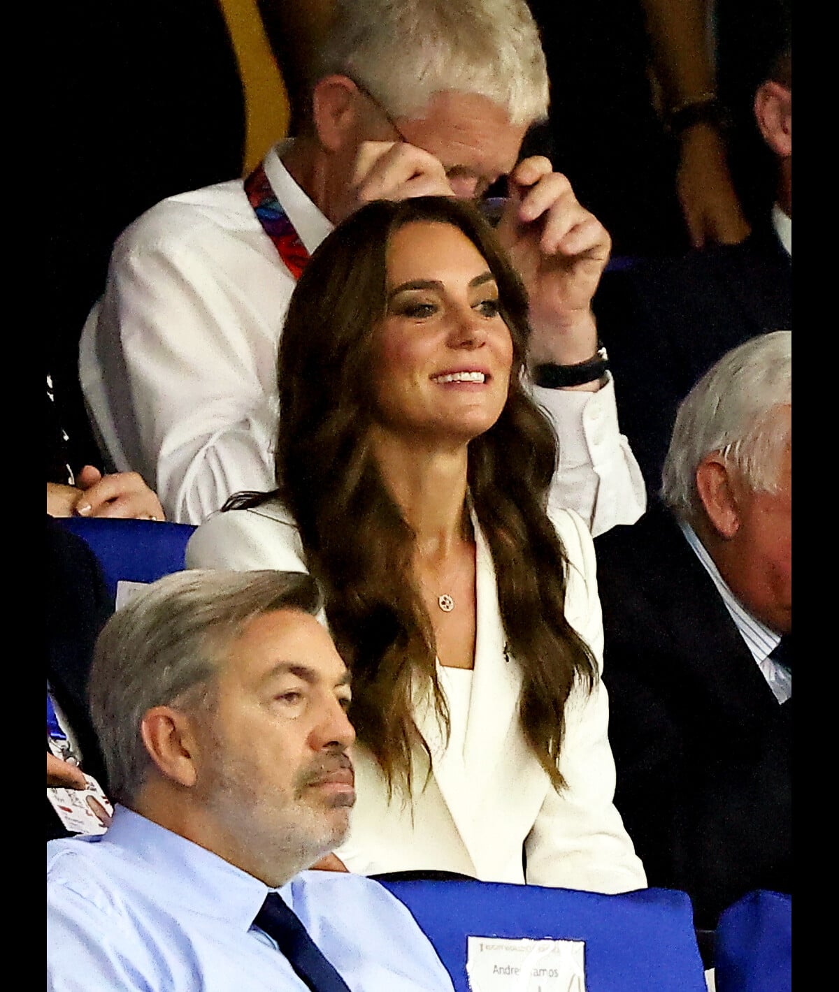 Vidéo : Kate Middleton séduit Marseille : Ultra élégante en blanc, la ...