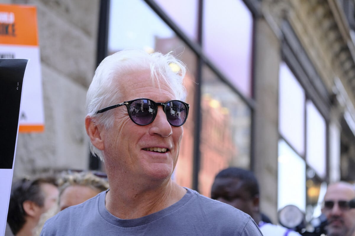 Photo : Richard Gere pendant la grève des scénaristes à New York, le 23 ...