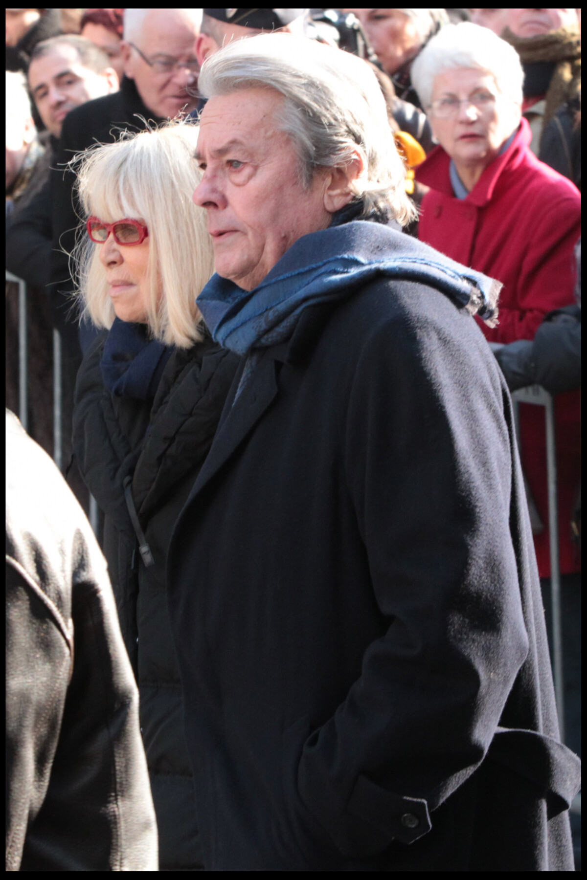 Photo : Mireille Darc et Alain Delon - Obsèques d'Annie Girardot en l ...