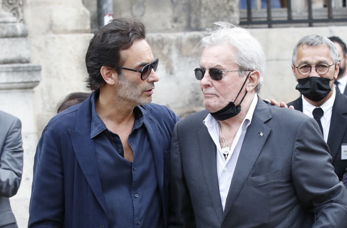 Photo : Alain Delon et son fils Anthony - Obsèques de Jean-Paul ...