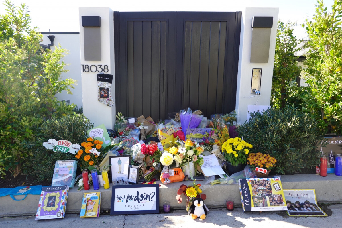 Vidéo : Tombe de Matthew Perry : une énorme composition florale ...