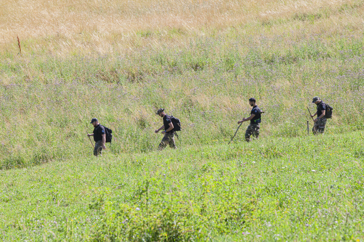 Photo : Des gendarmes menant des fouilles le 13 juillet 2023 dans le ...