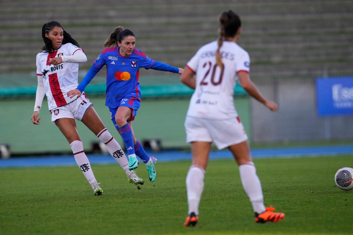 Photo : Danielle van de Donk (17) (OL) : Fleury FC 91 vs Olympique Lyonnais - D1 Arkema le 16 ...