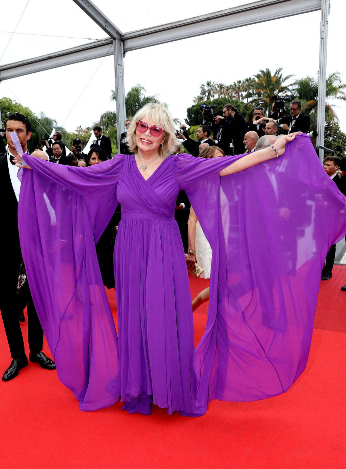 Photo : Amanda Lear - Montée des marches du film " Les Amandiers " lors ...
