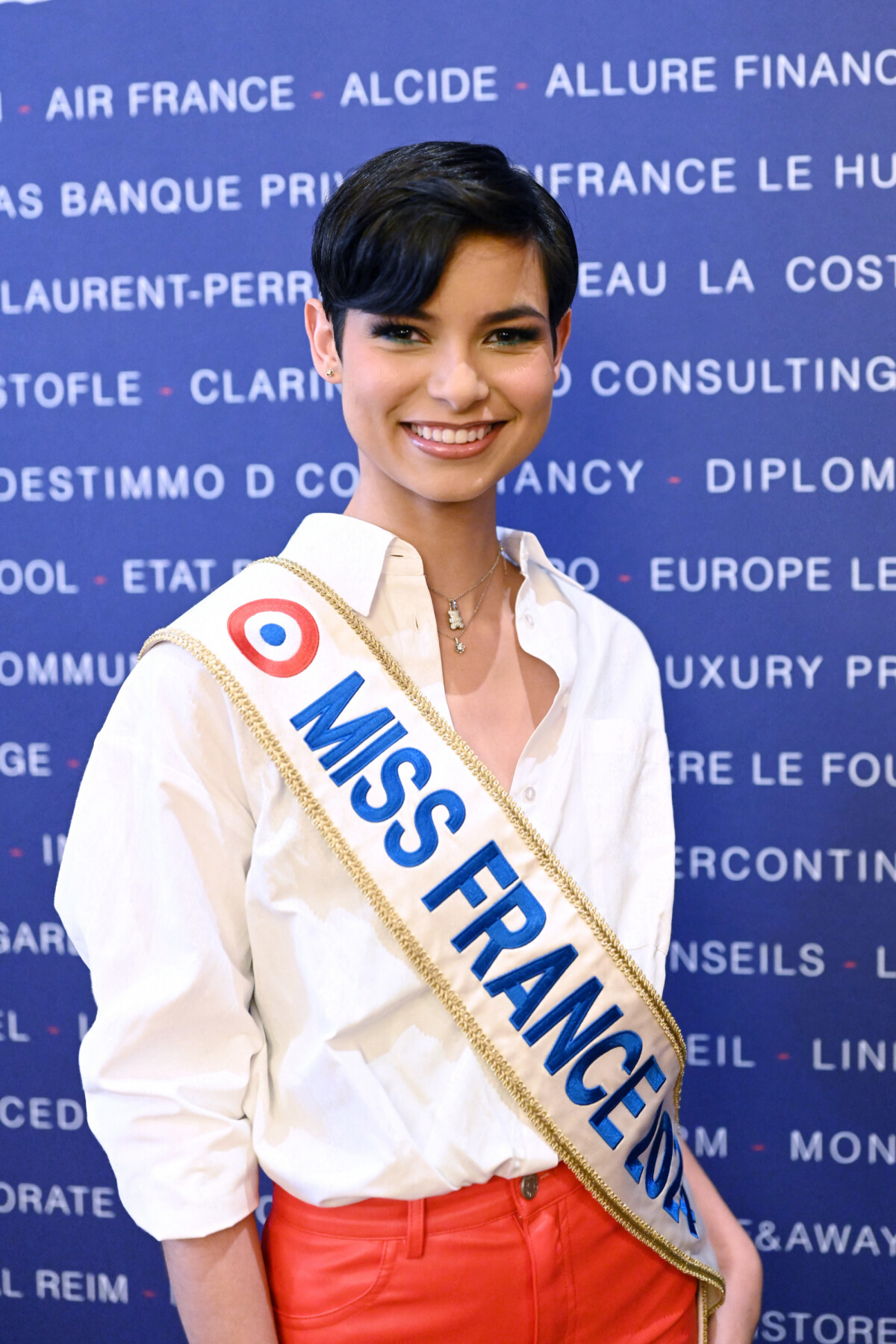 Vidéo : Eve Gilles et Gabriel Attal unissent leurs forces ! Ce rôle ...