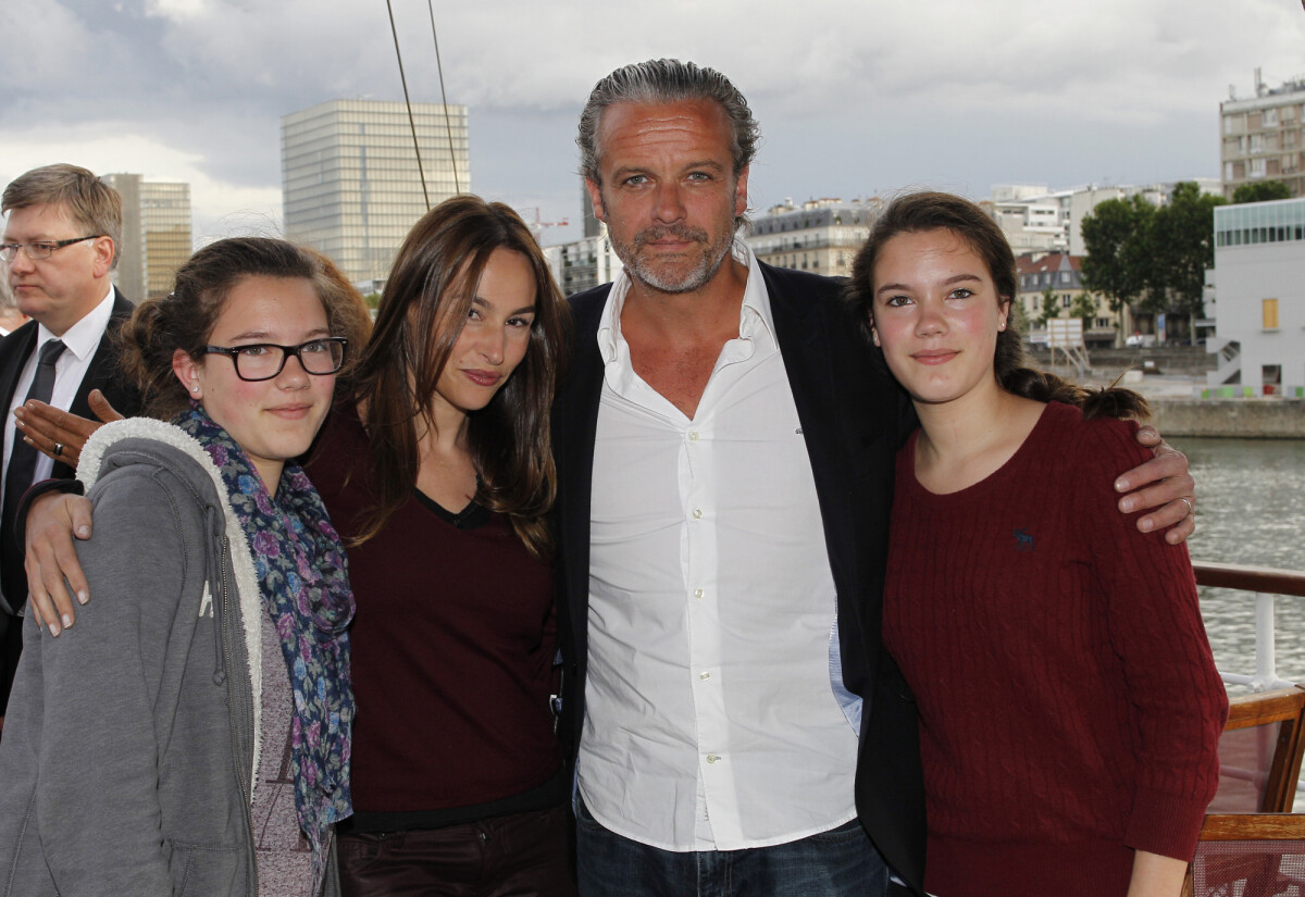 Photo : Salomé et Esther. Vanessa Demouy, David Brécourt et ses filles ...