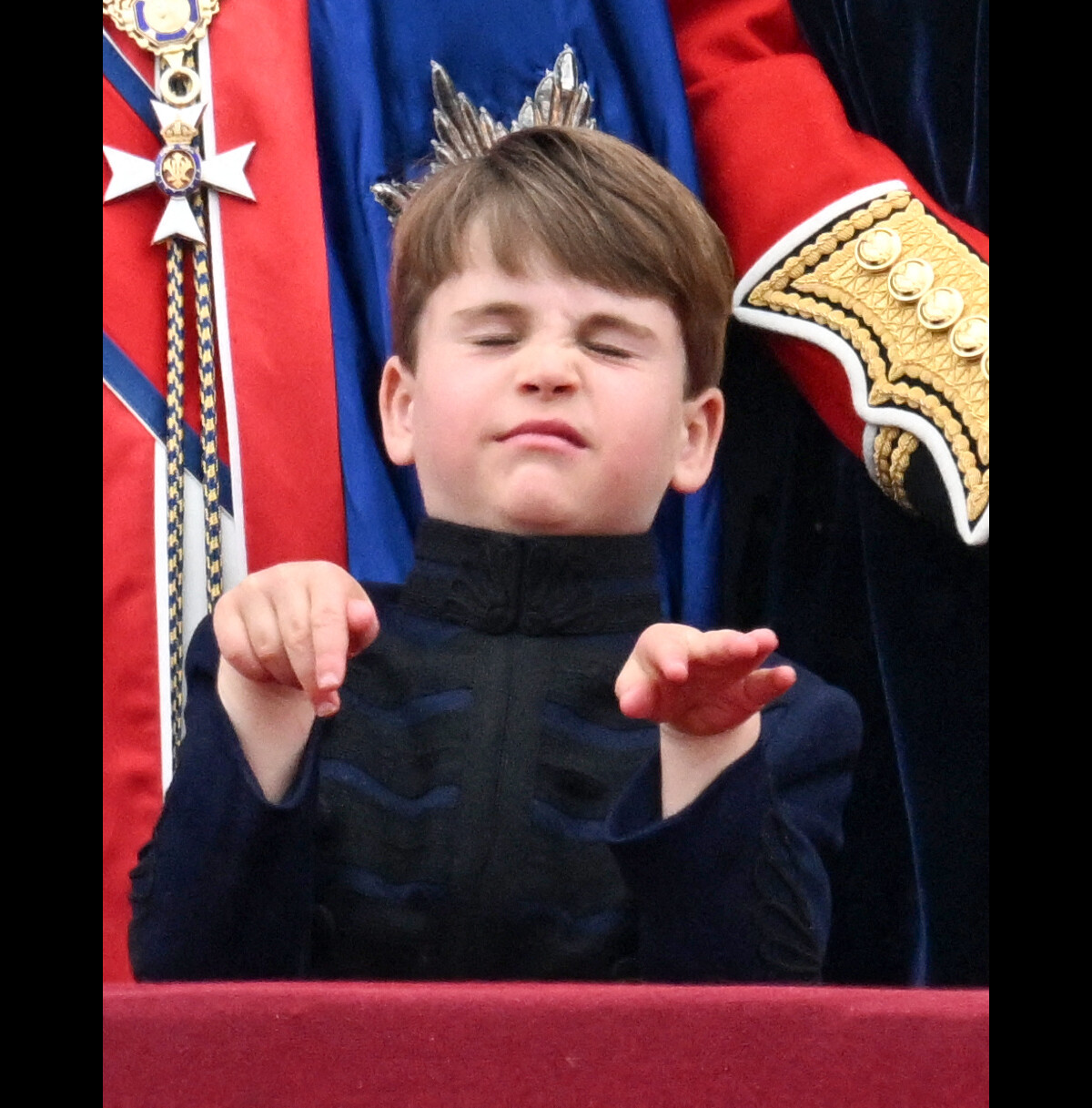 Photo : Le prince Louis sur le balcon du palais de Buckingham après le ...