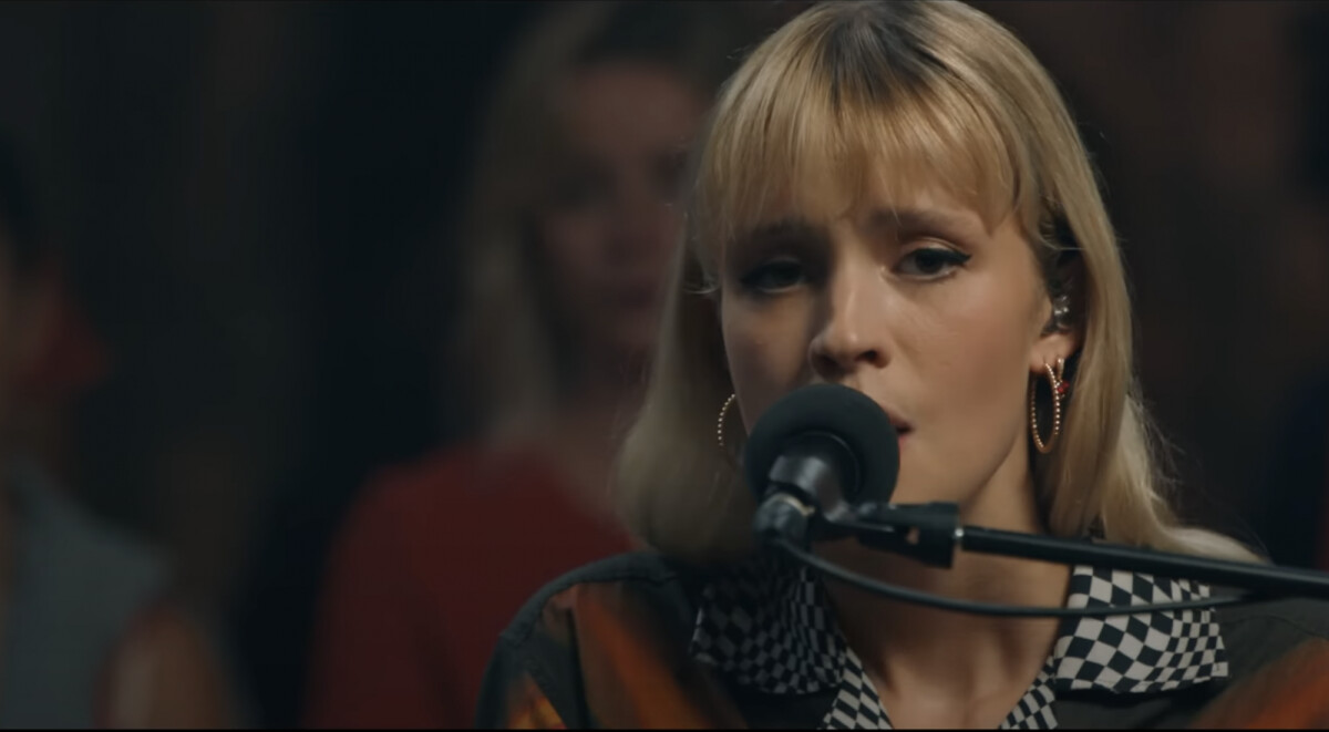 Vidéo : Angèle interprète "J'entends", la chanson sur son handicap ...