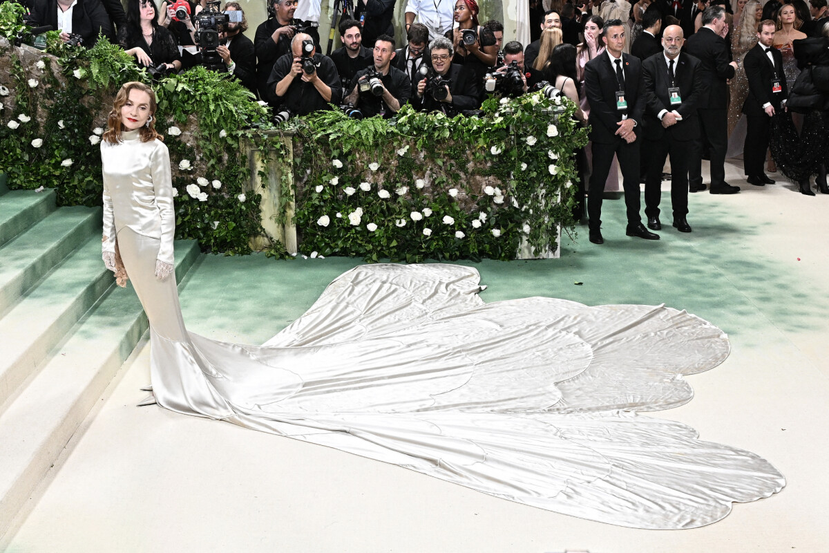Photo : Isabelle Huppert au Met Gala 2024. - Purepeople