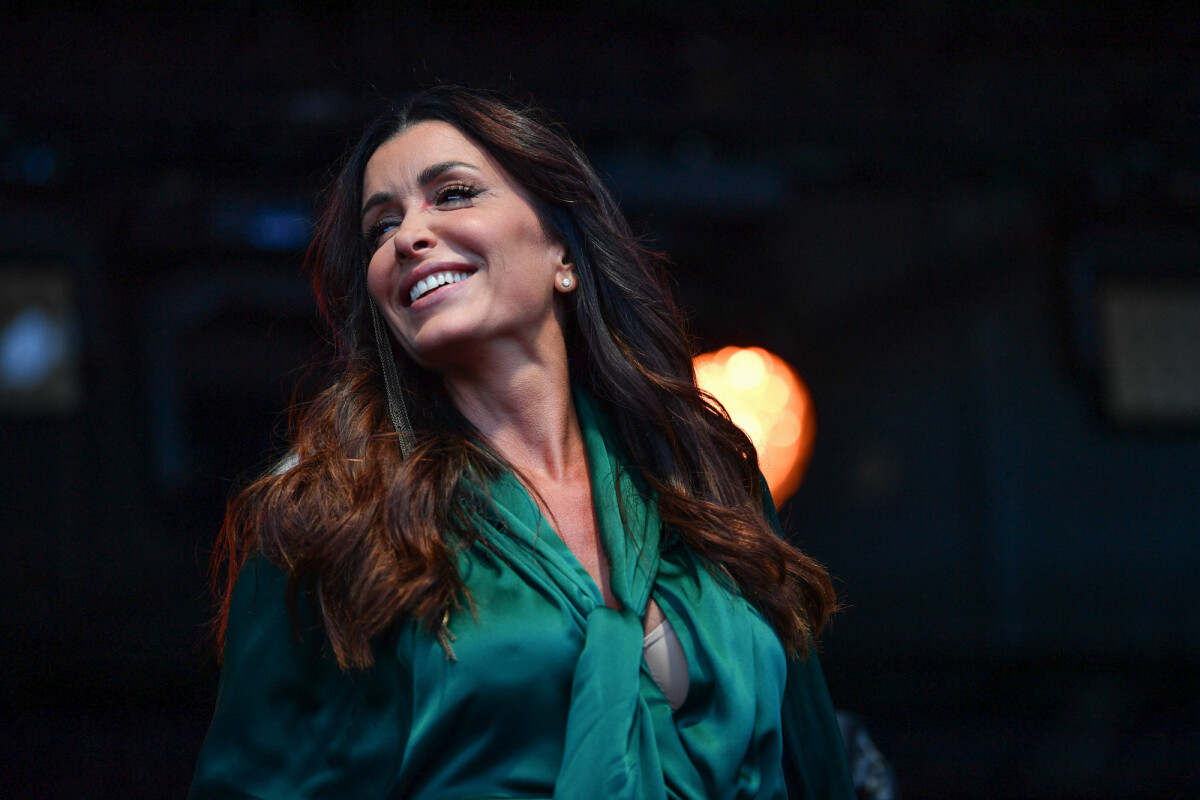 Photo : Jenifer se produit en direct lors du festival Paris Paradis à ...