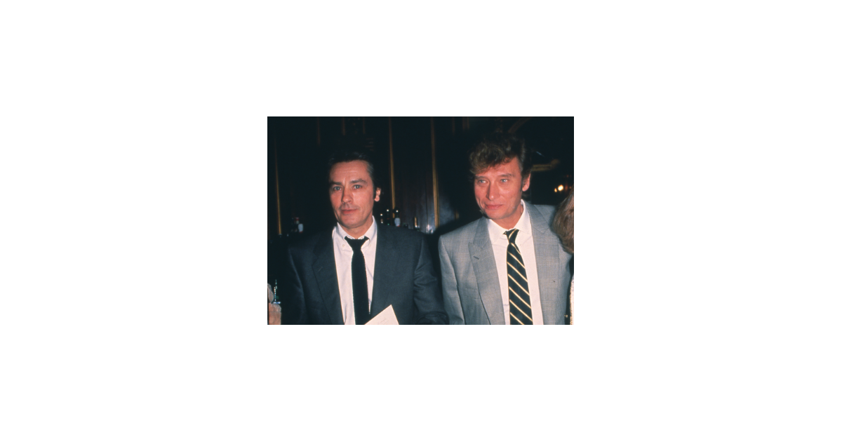 Alain Delon et Johnny Hallyday effondrés dans les bras l'un de l'autre ...