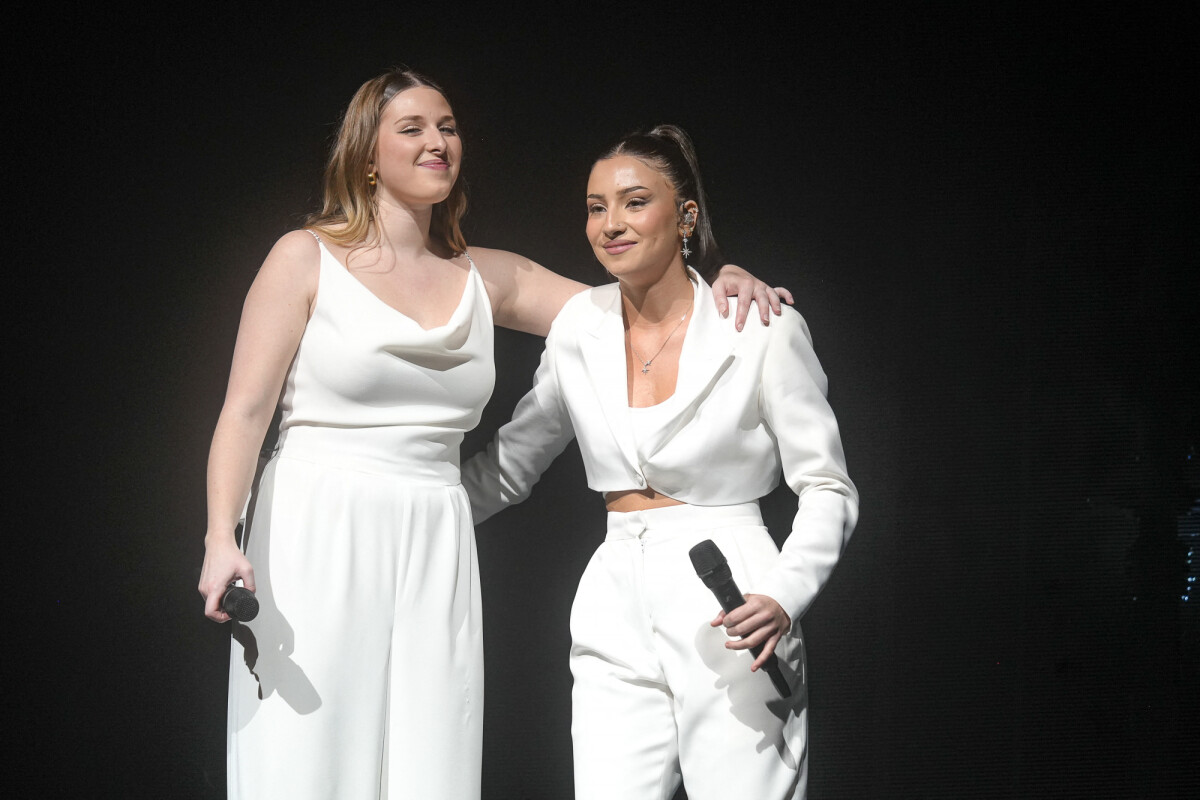 Photo : Héléna Bailly et Lénie Vacher lors du concert de la Star ...