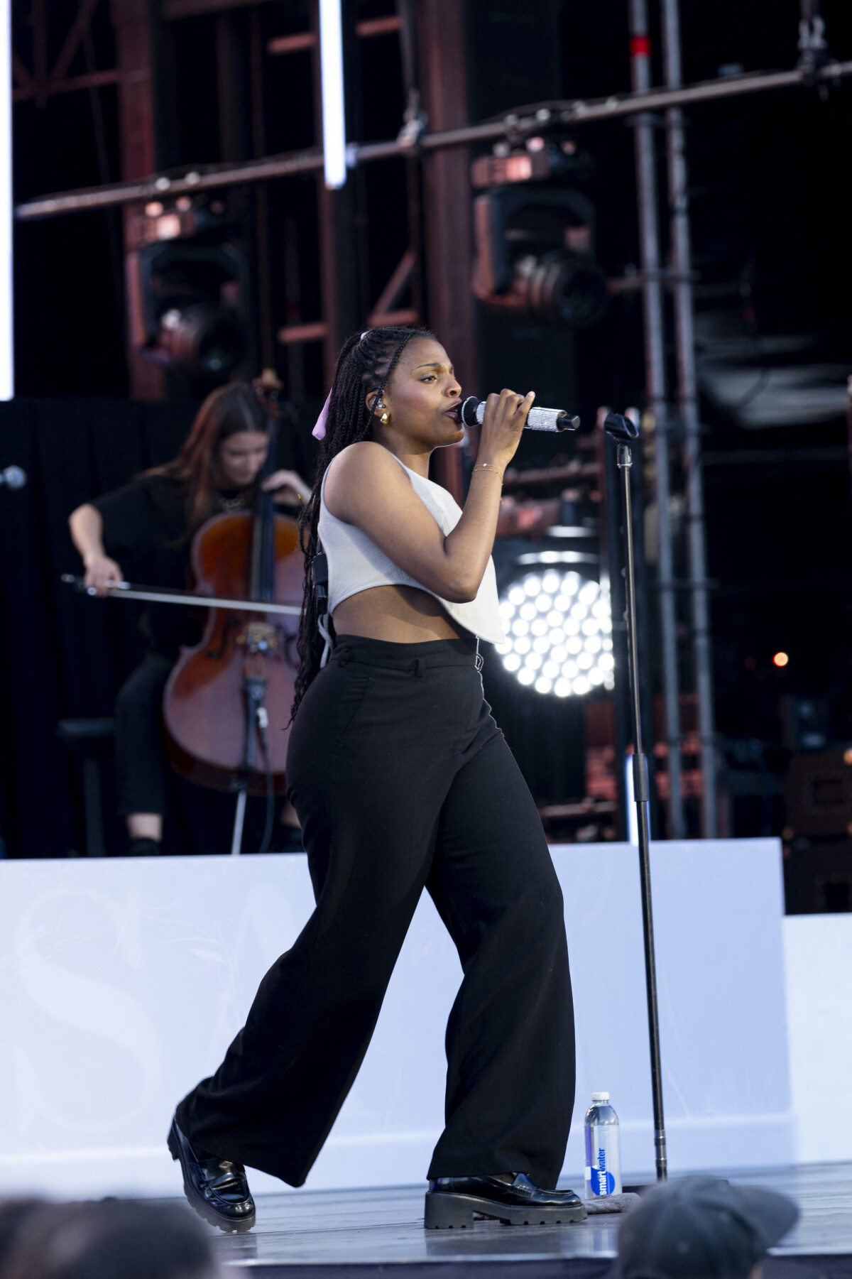 Photo : Mentissa a ouvert le bal avec son tube "Et bam". Mentissa lors du concert de la Place de ...