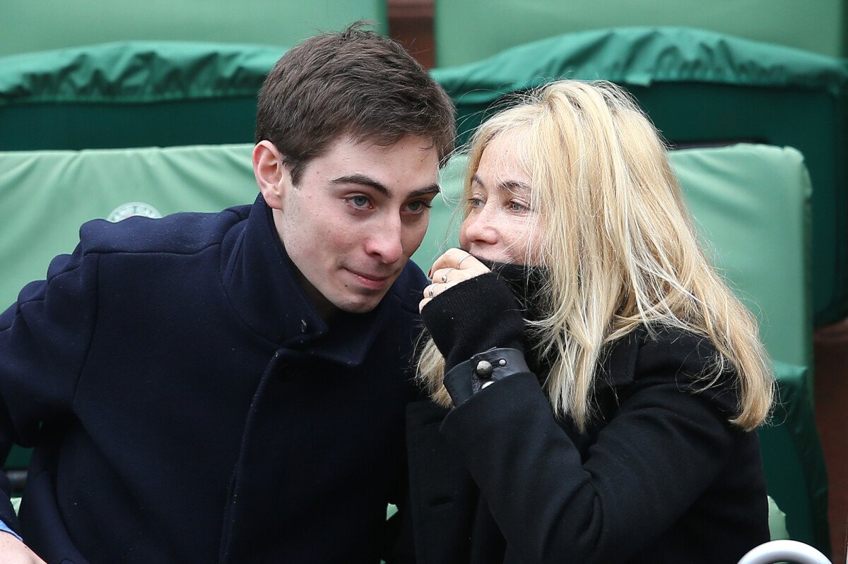 Photo : Emmanuelle Béart et son fils Johan Moreau - People dans les ...
