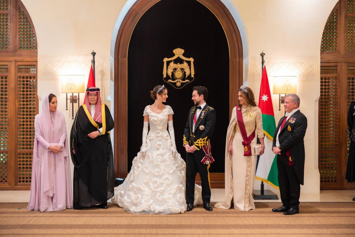 Photo : Les parents de la mariée, le prince Hussein de Jordanie, Rajwa al Saif, la reine Rania ...