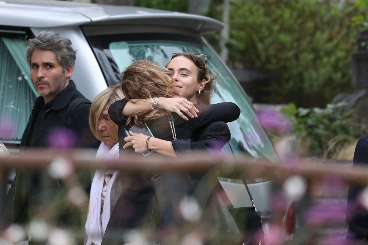 Photo : Mathilde Laffont aux obsèques de Patrice Laffont au cimetière ...