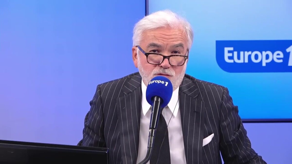 Vidéo : Très ému, Pascal Praud rend hommage à Didier Roustan en direct sur Europe 1 - Purepeople