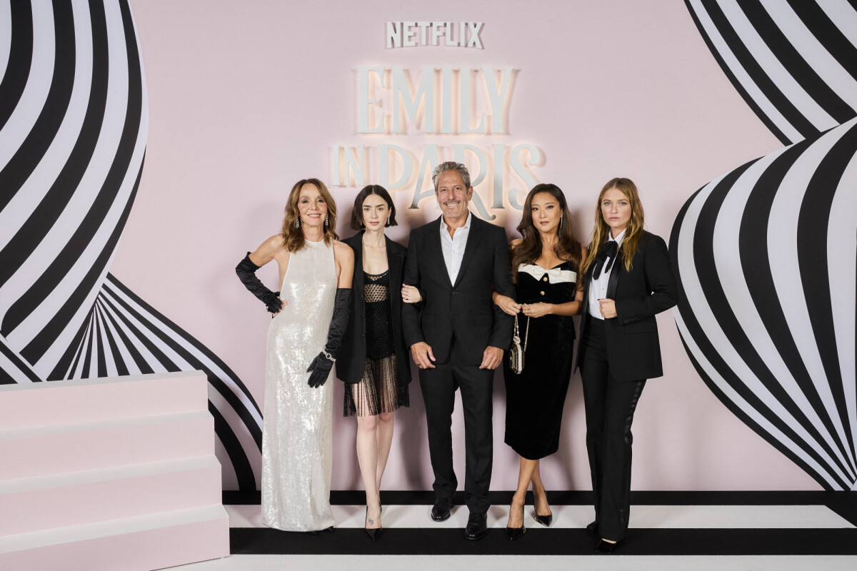 Photo : Philippine Leroy-Beaulieu, Lily Collins, Darren Starr, Ashley ...