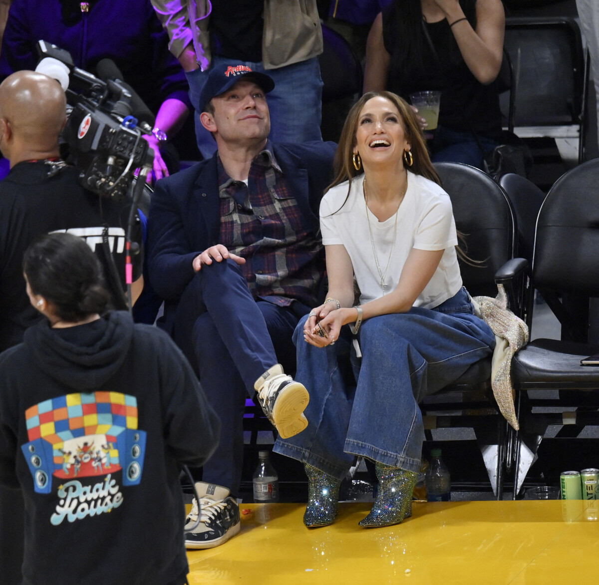 Photo : Jennifer Lopez et Ben Affleck sont assis à côté du terrain ...