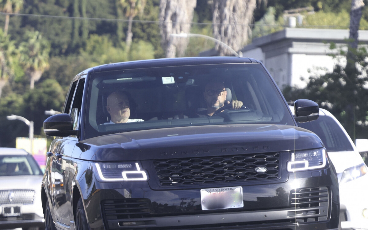 Photo : Exclusif - Bruce Willis se balade avec son chauffeur en SUV à ...