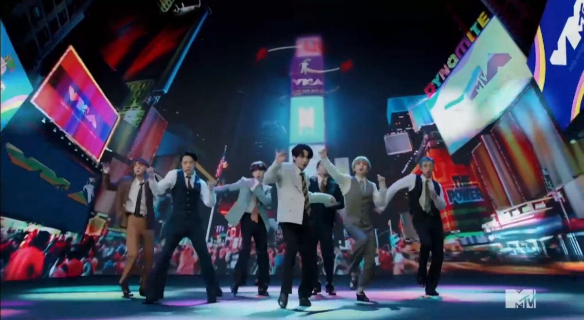 Photo : Le groupe de K-pop, "BTS" présente leur titre "Dynamite" lors ...
