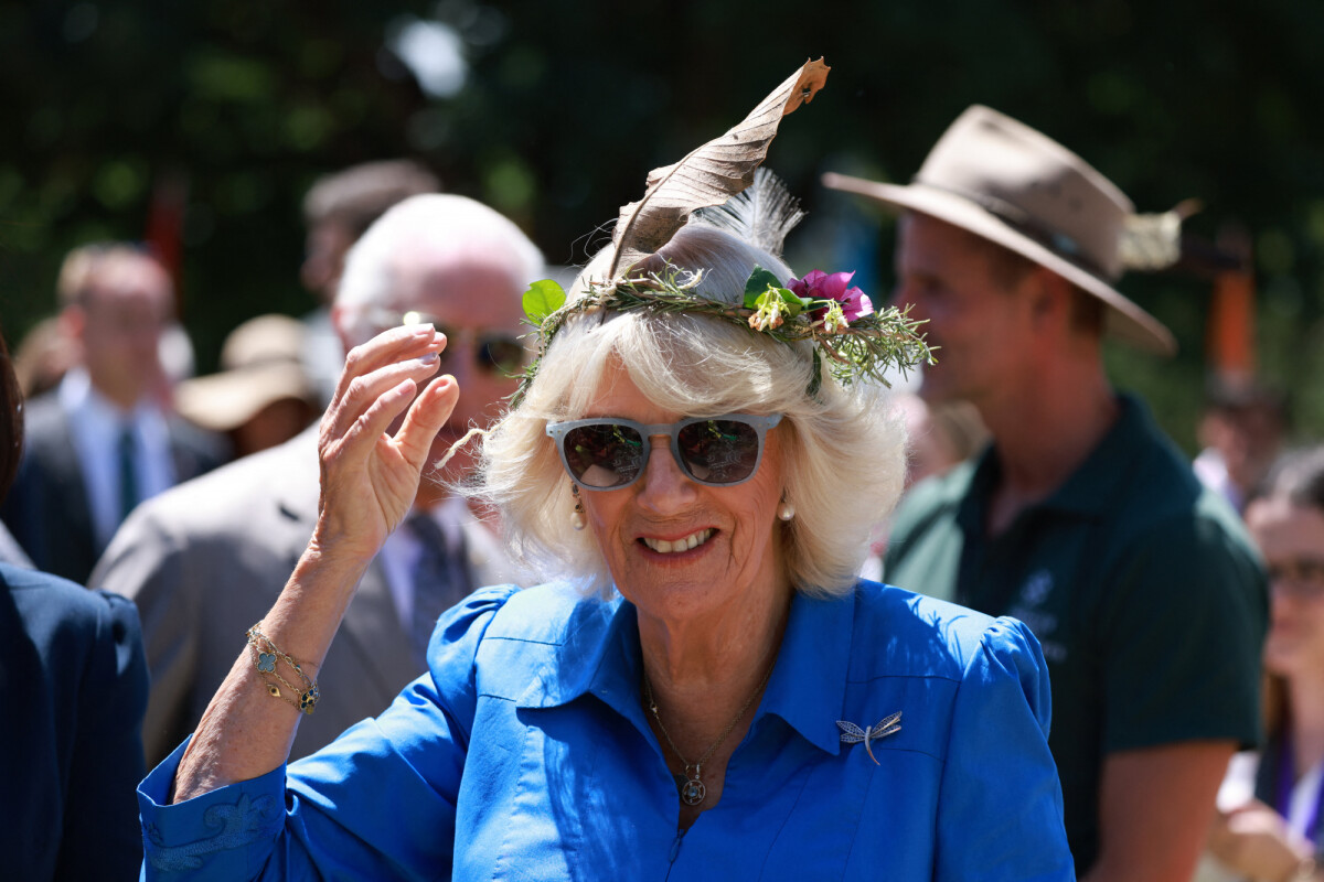 Photo : Une couronne de fleurs a même été offerte à la reine consort ...