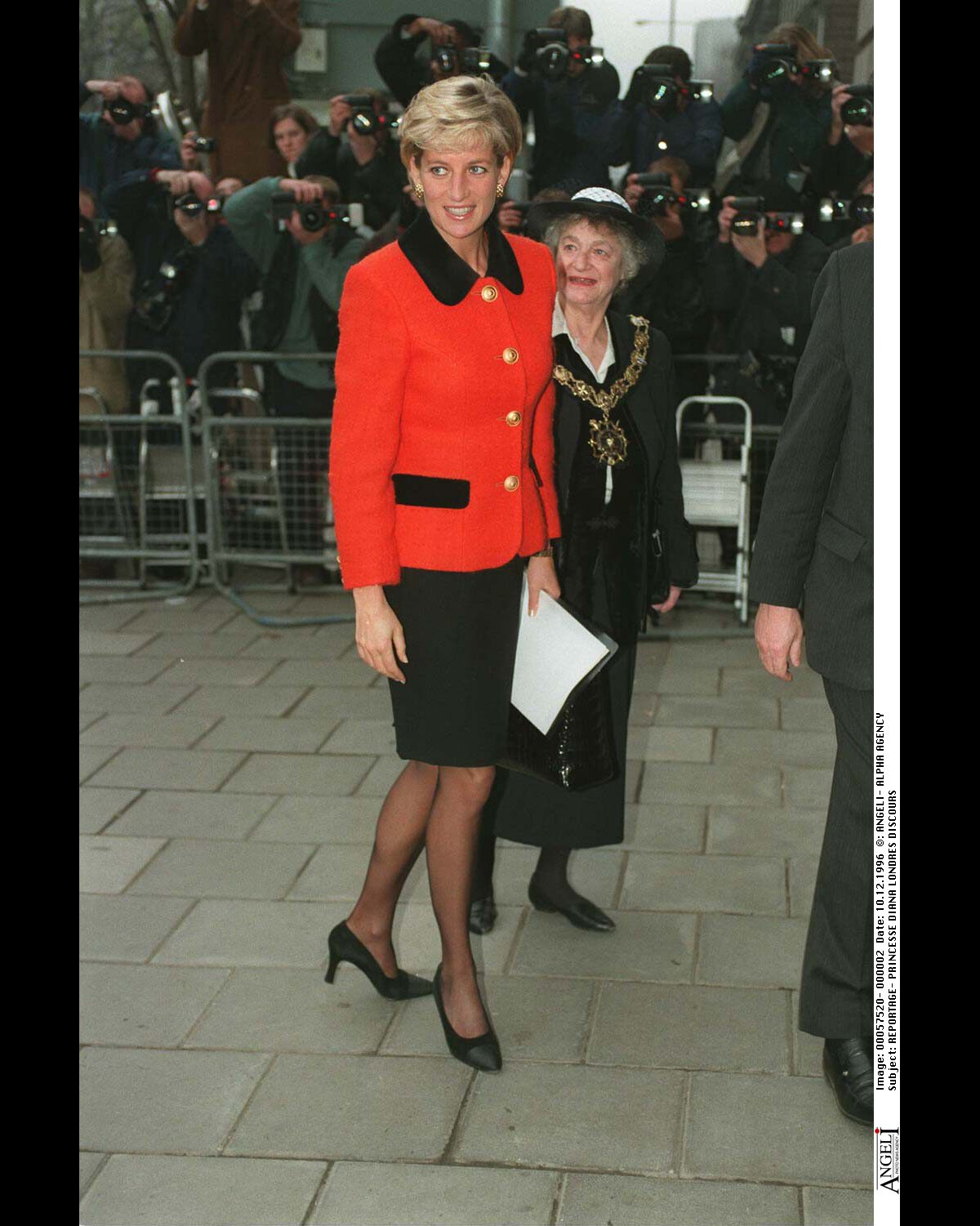 Photo : La princesse Diana participant à une oeuvre caritative en ...