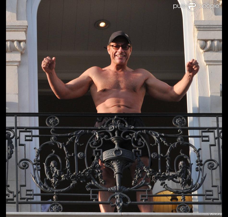 A presque 50 ans, JCVD est toujours aussi bien bâti ! Il est notre n°10 ... A presque 50 ans, JCVD est toujours aussi bien bâti ! Il est notre n°10 ...