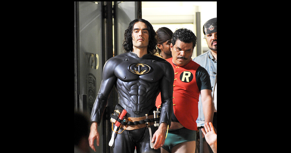 Russell Brand : Musclé au possible, il endosse le rôle de... Batman ...