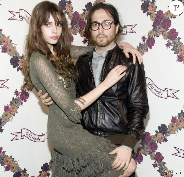 Quand Sean Lennon et Charlotte Kemp Muhl jouent les gravures de mode ...