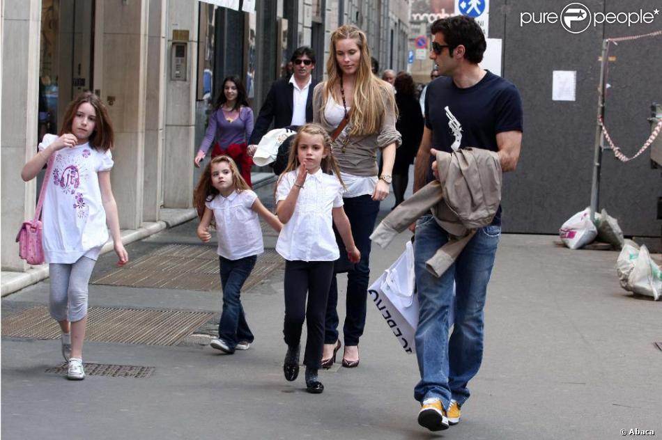 Luis Figo et sa femme Helen Svedin promènent leurs filles - Purepeople