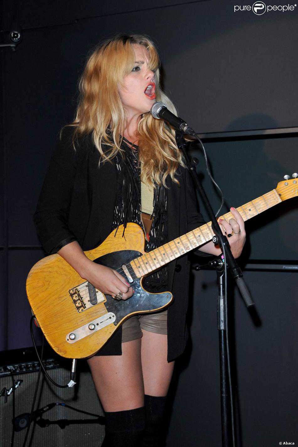 Alice Gold en livre à l'occasion de la présentation de la Fiat ...