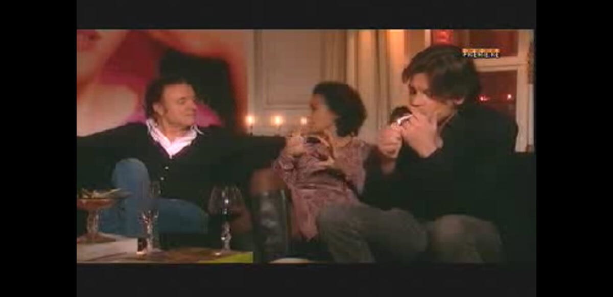 Photo : Benjamin Biolay allume sa cigarette lors de l'émission Rive ...