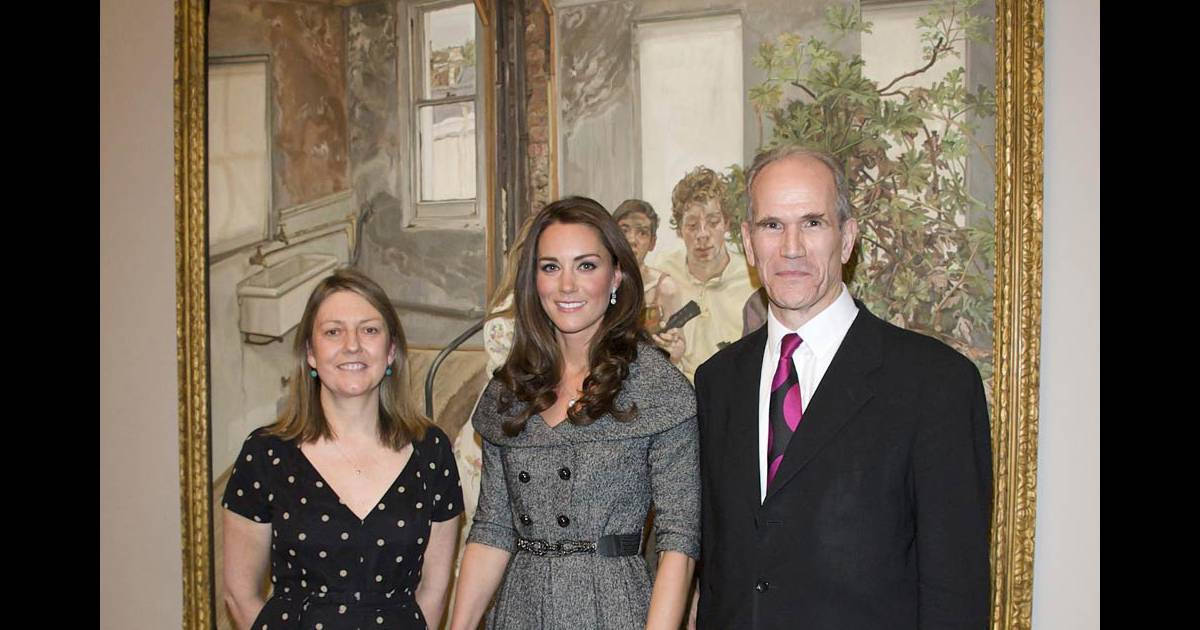 Avec la conservatrice Sarah Howgate et le directeur Sandy Nairne ...