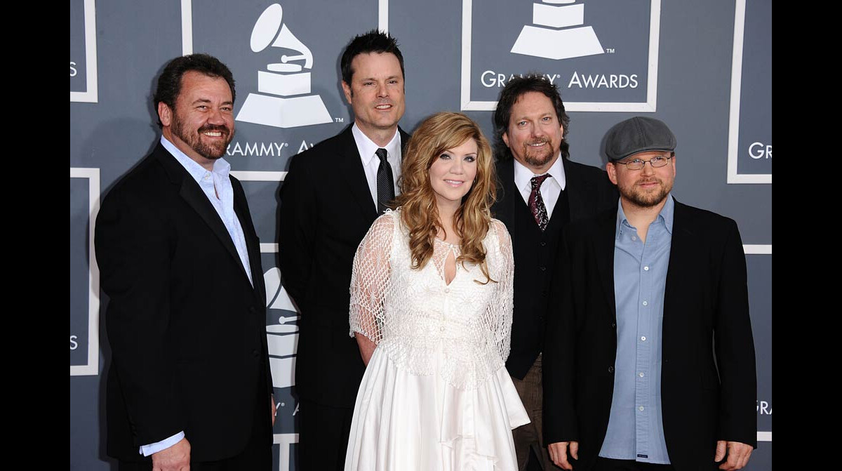 Photo : Alison Krauss escortée par Union Station sur le tapis rouge de ...