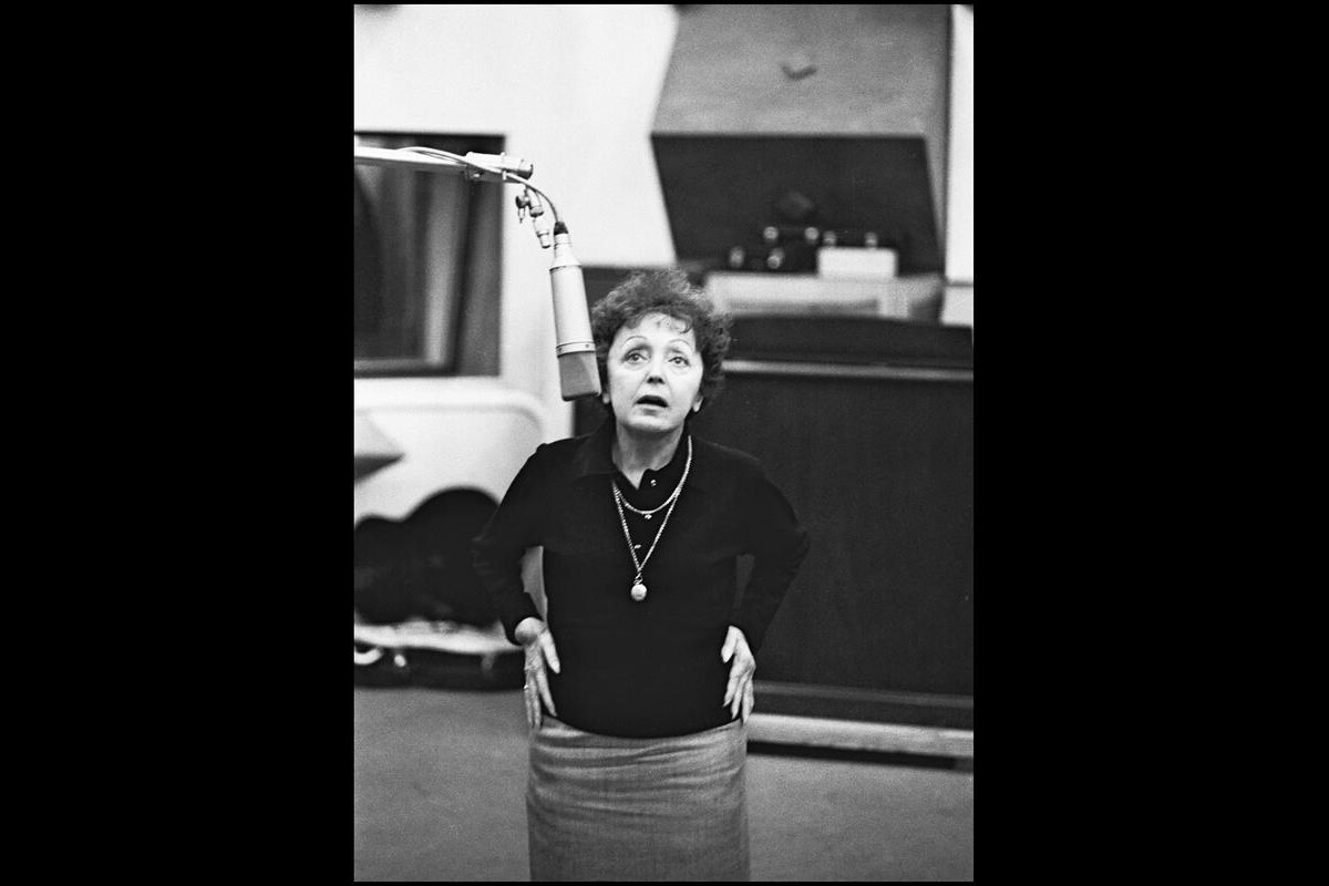 Photo : Edith Piaf en 1963 dans un studio d'enregistrement parisien ...