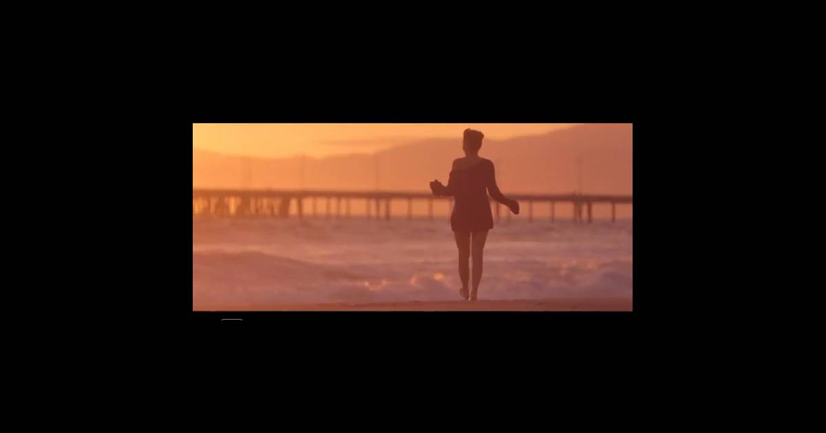 Jennifer Ayache au bout de son périple dans le clip All Alone de ...