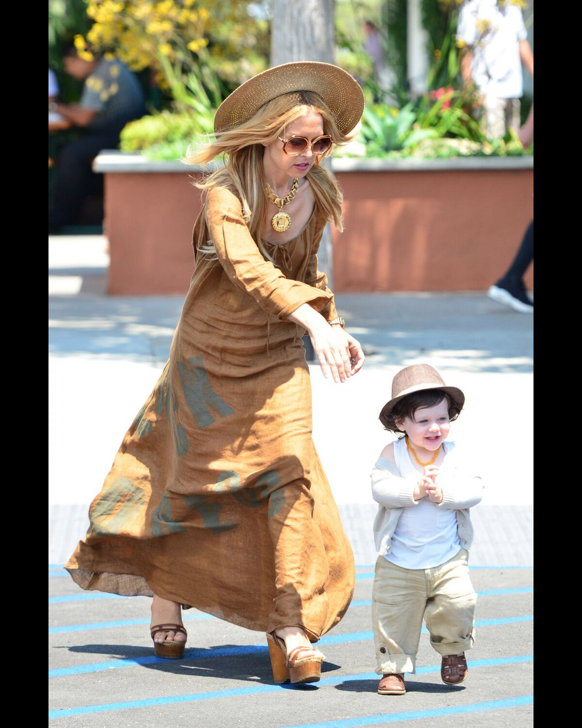 Photo : Rachel Zoe tente de rattraper son fils Skyler pendant leur ...