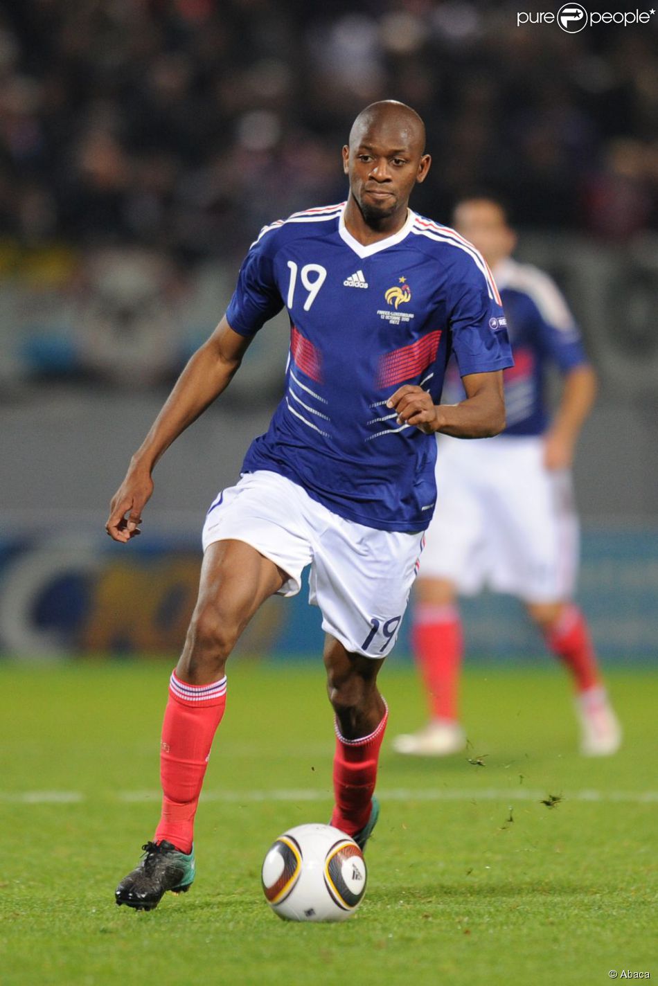 Abou Diaby lors du match France - Luxembourg au Stade Saint-Symphorien ...