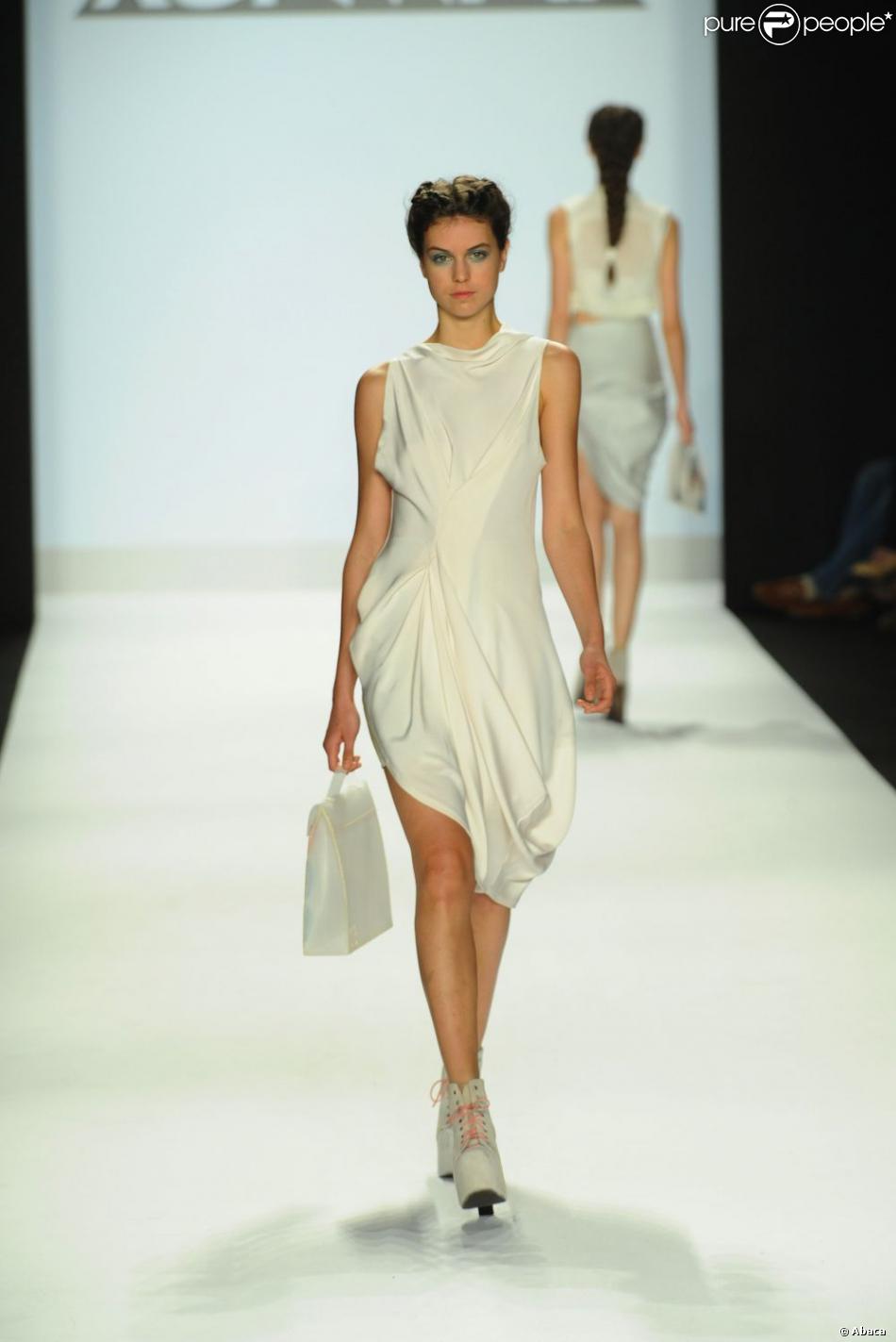 Un mannequin arbore les créations du candidat Fabio Costa lors du ...